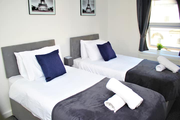 Spacious 5 Bedroom House Sleeps 7! - Aylesbury