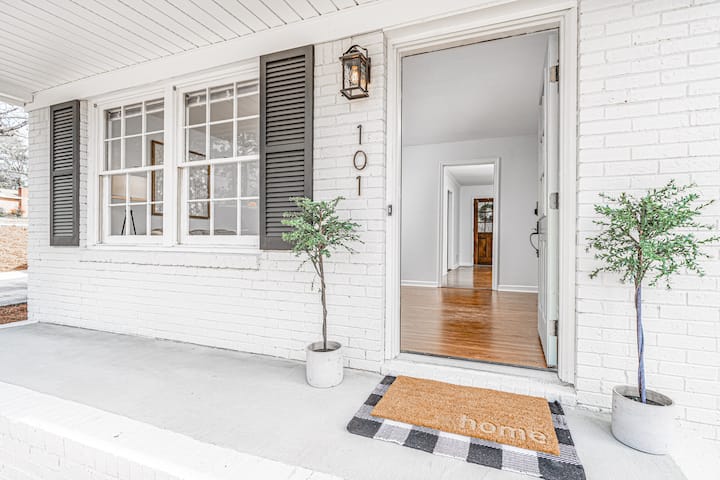 "The White House" 10/10 Location! - Lexington, SC