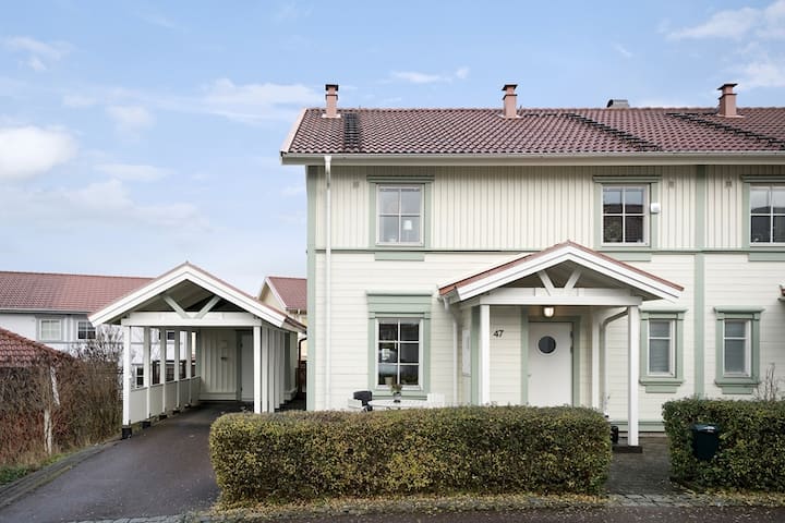 Hemtrevligt Parhus Med Egen Carport. - Surte