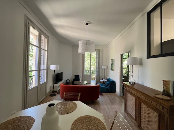 Nimes ,  Appartement Rénové Dans Immeuble Classé. - Nîmes