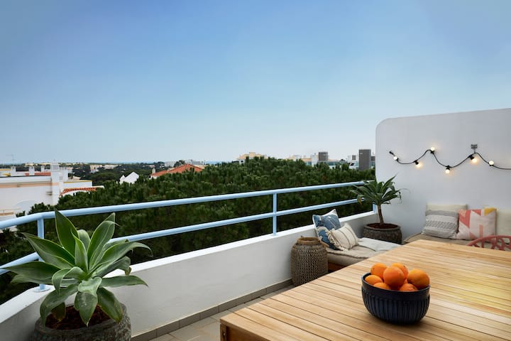 Seaside Serenity: Beachside Albufeira Apartment - Albufeira
