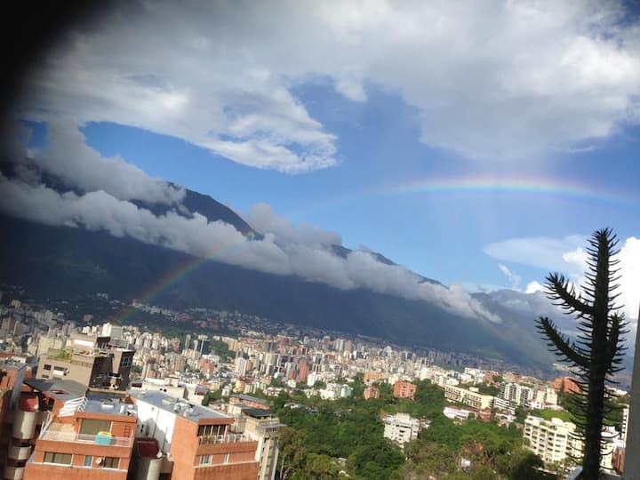 Caracas A Tus Pies: Cerca De Todo Menos Del Ruido - Caracas