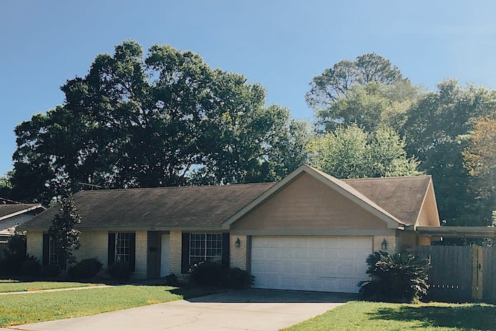 Cheerful Three Bedroom Home South Lake Charles - Lake Charles, LA