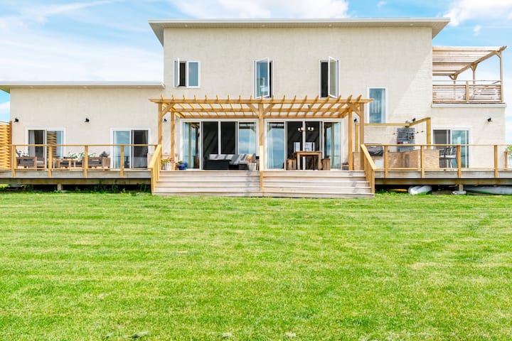 Lakefront 4 Bedroom House With It's Own Beach. - Gimli