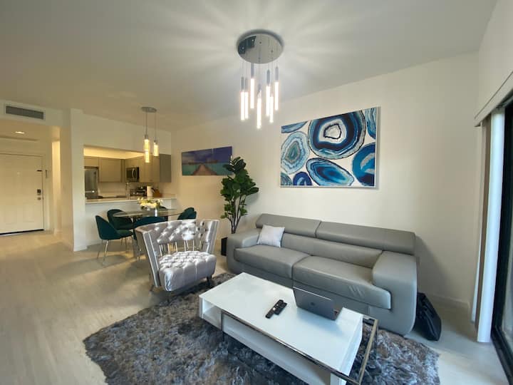 2-bedroom Condo Near Beach - Full Amenities! - Naples, FL