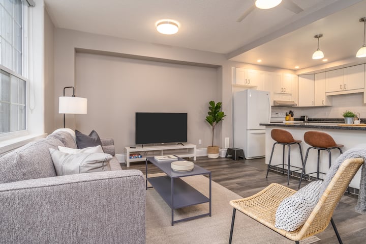 Spacious 4-bed, 3-bath Apartments Near Waterfront - Burlington