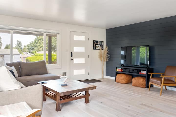 Charming N Tacoma Home – 2 Beds - Tacoma, WA