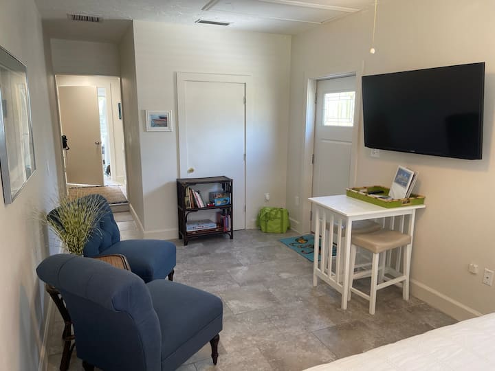 Sweet, Pet Friendly Siesta Suite - Siesta Key, FL