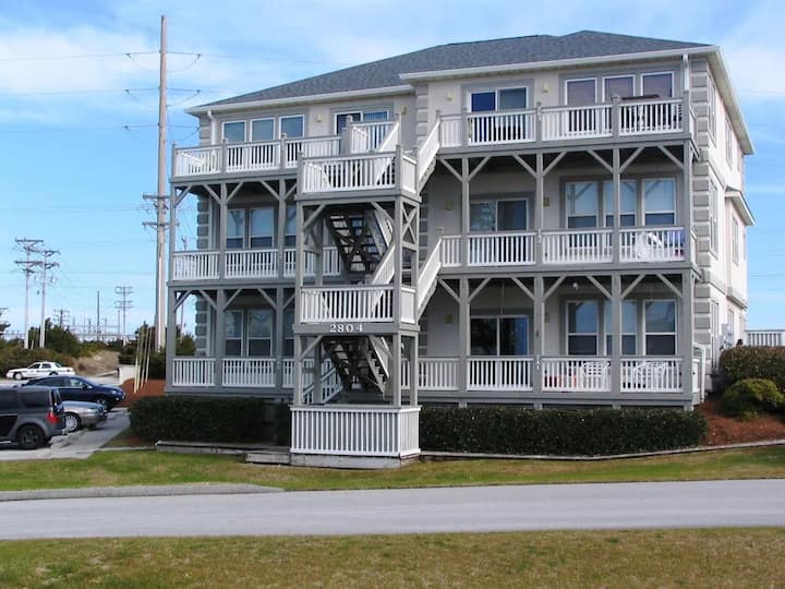 Lovely 2 Bedroom Condo By The Beach. - Emerald Isle, NC