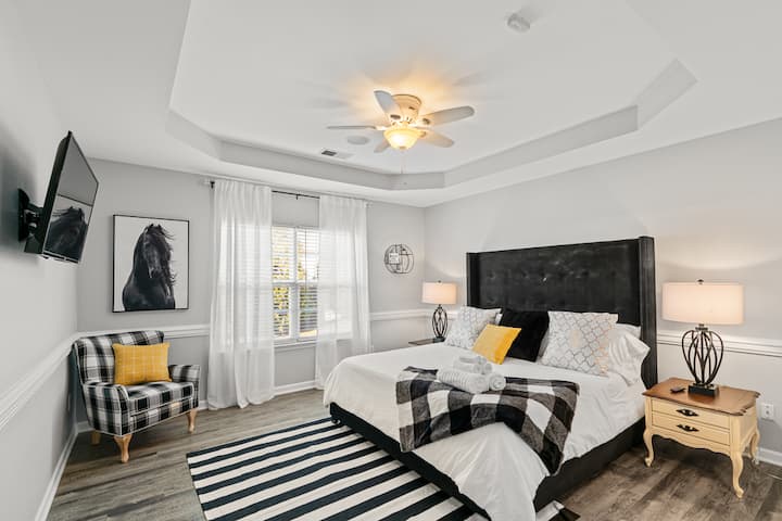 4br Retreat Near Hpu & Downtown Free Wi-fi, Garage - High Point, NC