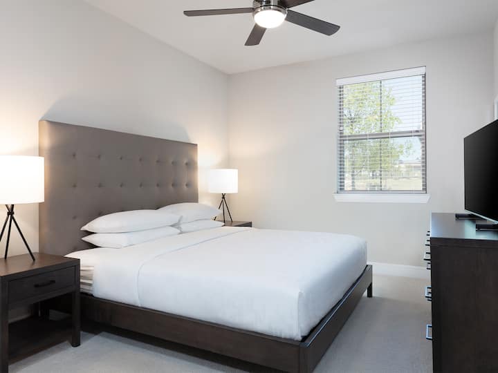 Spacious 2 Bed | Resort-style Pool - Dallas, TX