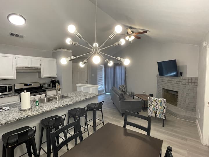Corporate Duplex #A - Fully Remodeled & Furnished - Austin