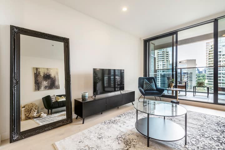Luxe 2br Apt W/ Stylish Furniture, Parking & Views - St Kilda