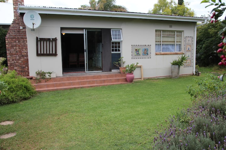 Homely 1-bedroom With Spacious Living Area - Oudtshoorn