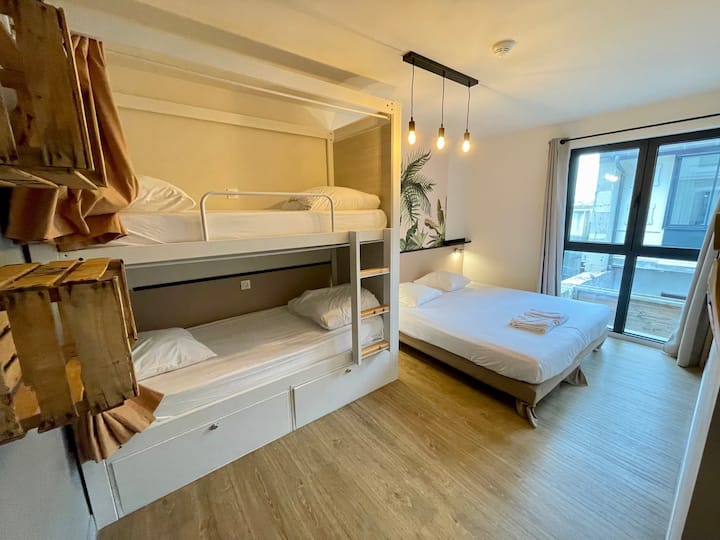 Chambre Quadruple Avec Salle De Bain Partagée - Sète