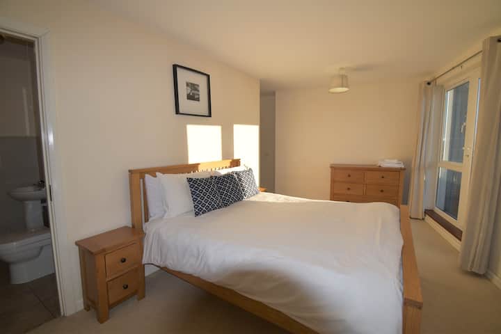 Central 3 Bedroom Apartment With Parking & Balcony - Northampton