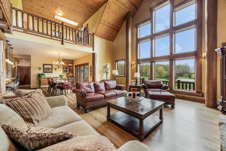 Private Log Home Retreat On 15 Acres With A Pond! - Sheboygan, WI