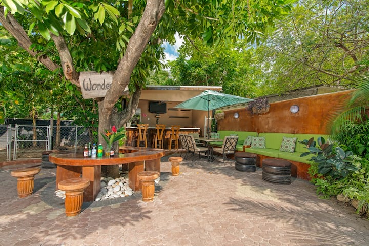 A Plush 5 Bedroom Oasis In The Heart Of Kingston! - Kingston