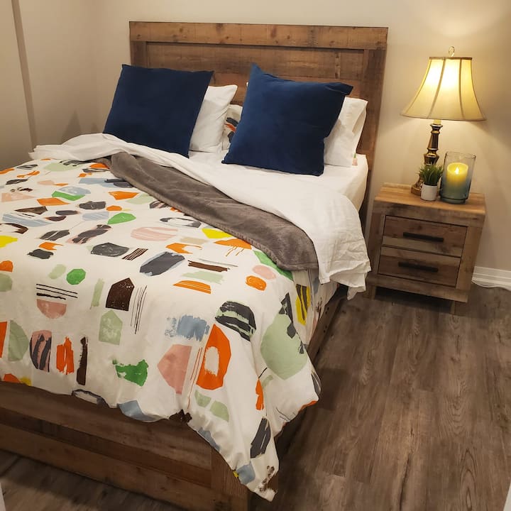 Modern Fully-furnished 1 Bedroom Unit With Parking - Hamilton