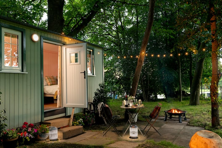 Delightful Shepherd's Hut With Free Parking - Cheshire