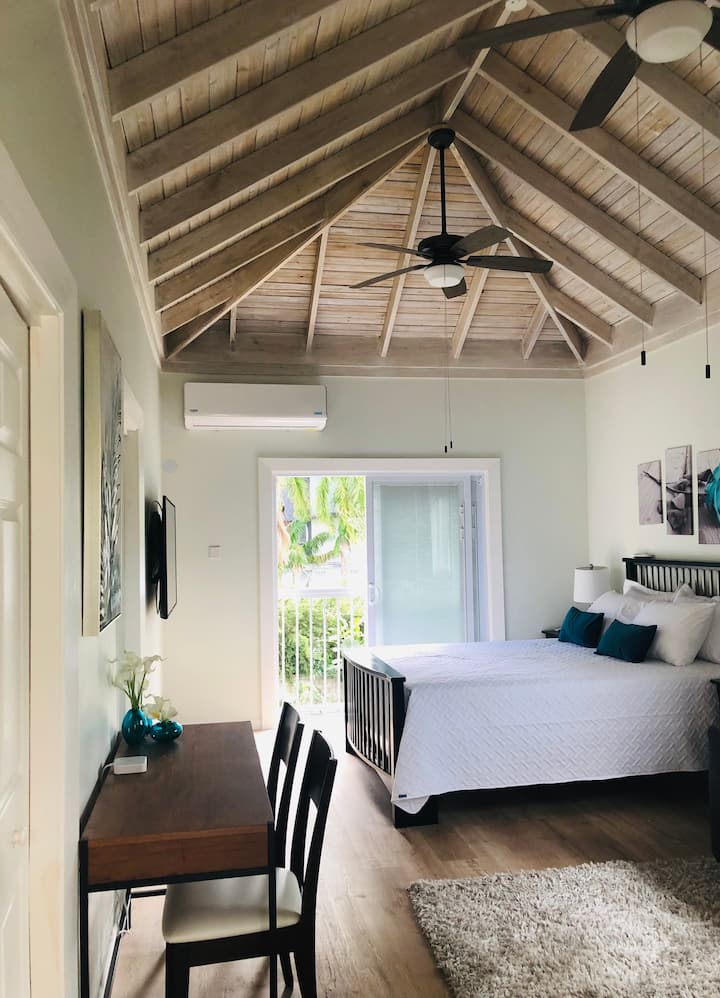 Montego Bay Condo By The Hip Strip - Montego Bay