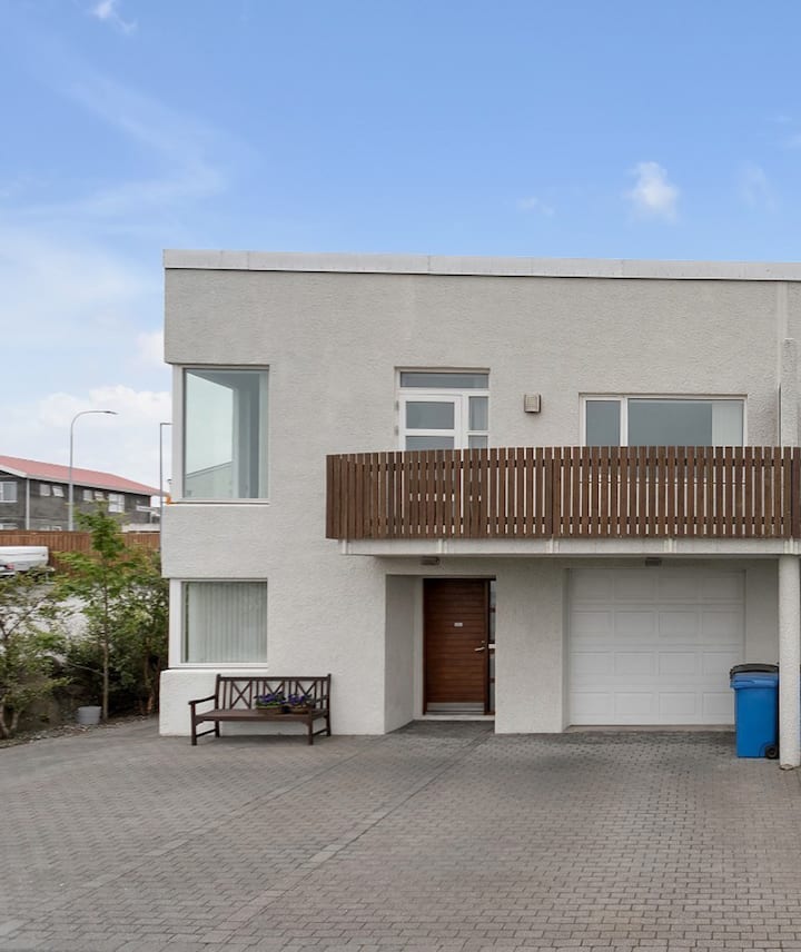 Private Home With Good Parking And Balconies - Reykjavik