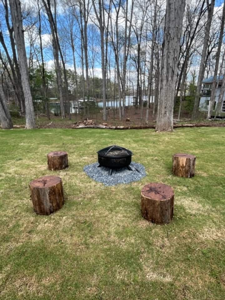 Waterfront On Lake Hartwell.
Relax, I-85 And Wifi - Lavonia, GA