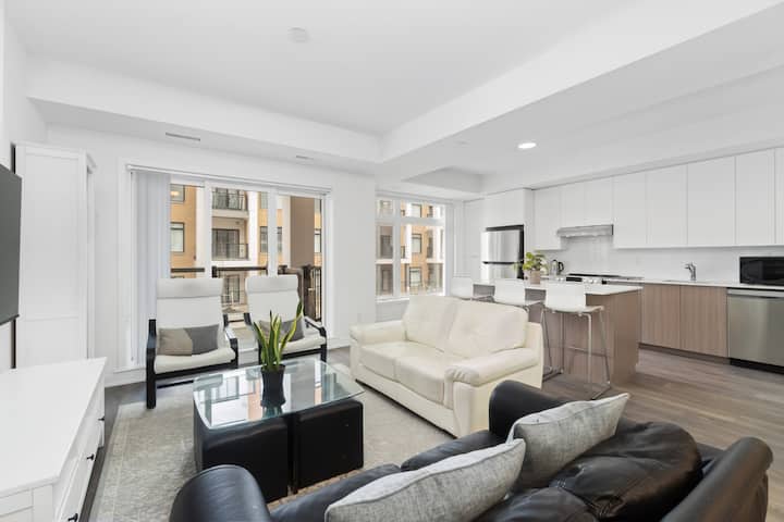Spacious 3-bedroom 2-bathroom Condo With Parking - Toronto