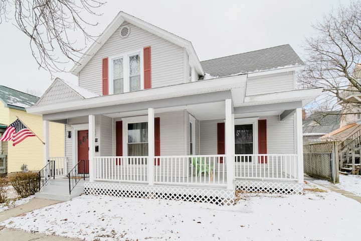 Cheerful 3-bedroom Home Central To Everything - Manistee, MI