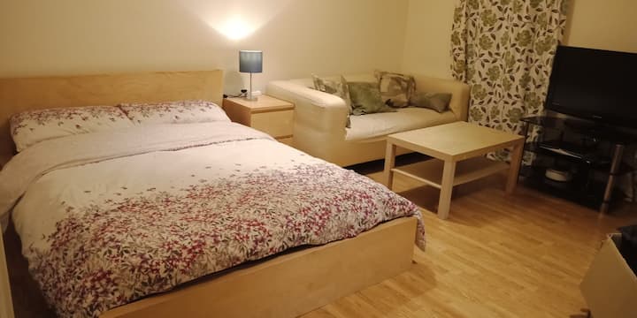 Spacious Bedroom In A Quiet Flat. - Nottingham