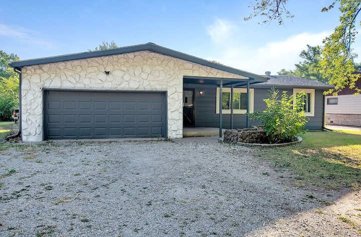 Whole House 1800sqft 3 Bed 2 Bath Half Acre Flat - Derby, KS