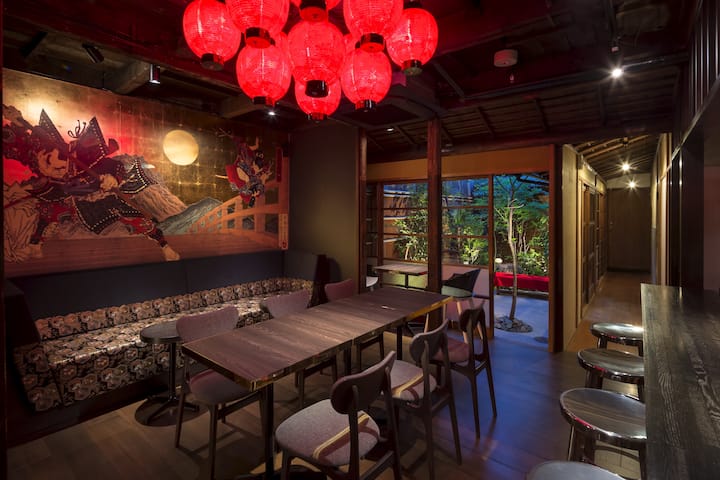 グループに最適のお宿。Jr京都駅近、築100年の京町家旅館 一階カフェでは本格的なコーヒーを提供 - Kyoto