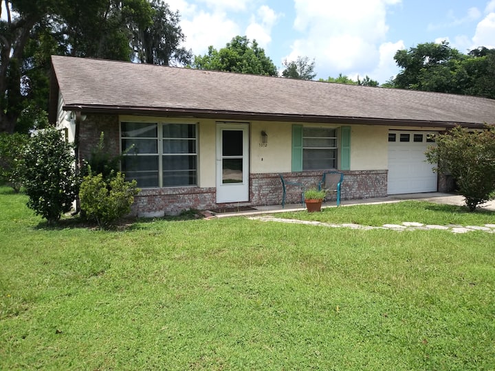 Deland, Fully Furnished Cozy Duplex Sleeps 6 - DeLand, FL