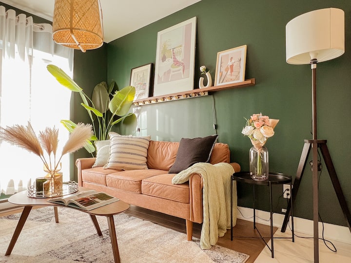 Cozy Green Oasis 1987 Collection W/2br,parking,dt - Montreal