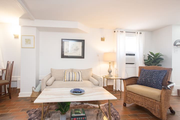 Le Cadet: Pied-à-terre | | Steps To Tulane - Metairie, LA