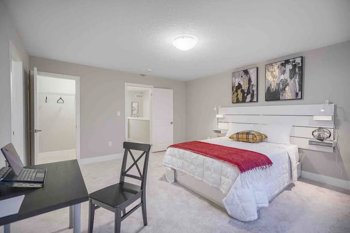 8 Sleeper Private Full Kitchen Living Dining Deck - London