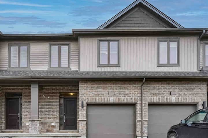 Exceptional Townhome Sleeps 8 - 3qb, 2 Dbles, Fiber Wi-fi, Free Parking - London