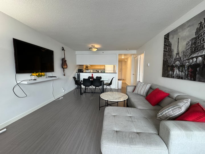 Lovely Dt 3 Bedroom Condo With Fire Pit - Vancouver