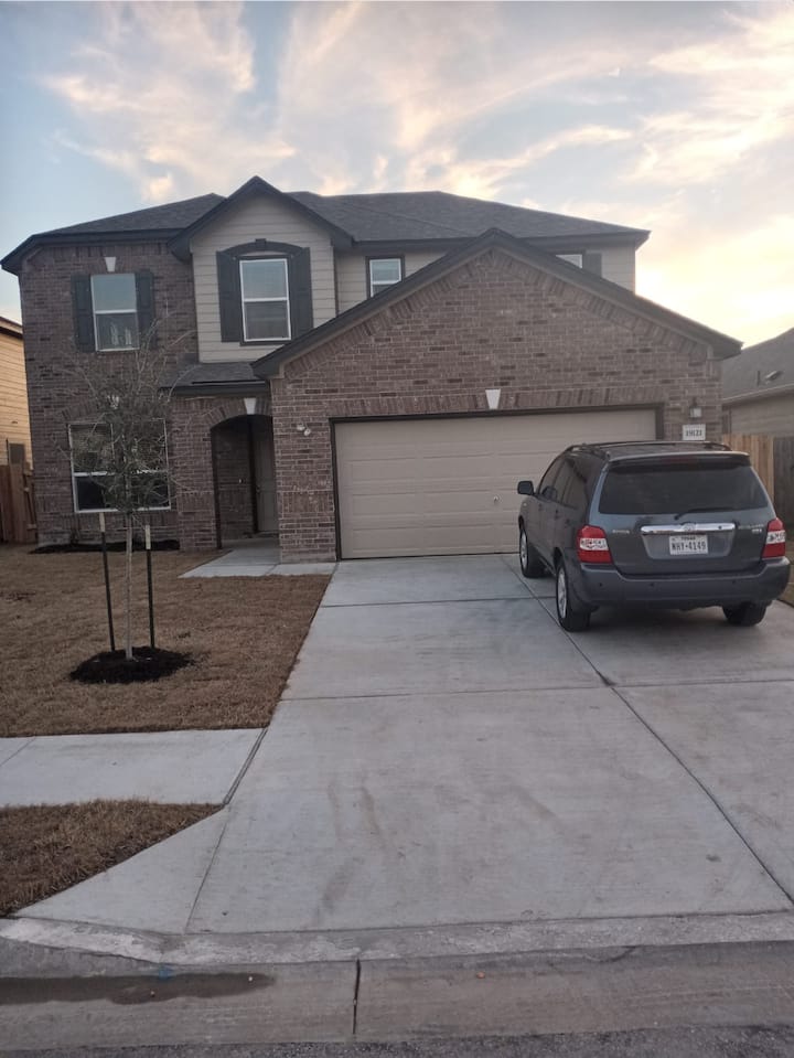 Brand New 4 Bed Room Residential With Free Parking - Elgin, TX