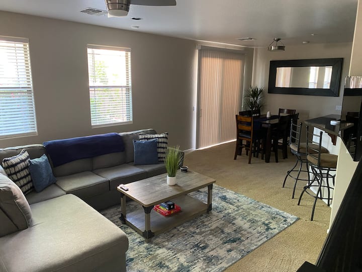 Cheerful Townhome With 3 Bedrooms - Phoenix