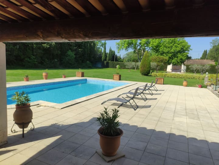 Gite  Grand Espace De Verdure Avec Piscine - Eygalières