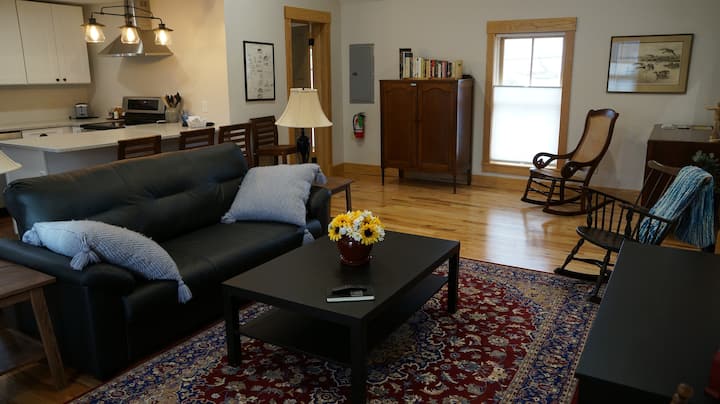Located In Beautiful/historic Downtown Peninsula. - Peninsula, OH