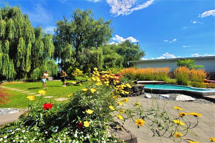 Waterfront Retreat: Hot Tub, Pool, Pet-friendly - Kelowna