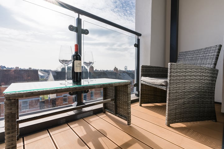 Luxurious 2-bed Apt With Balcony, Secure Parking - Cardiff