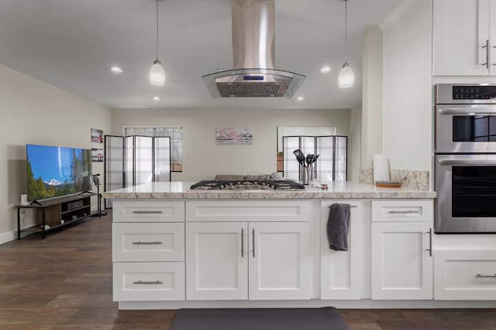 Spacious Elegance In The Hills - Burbank, CA