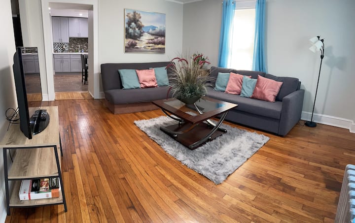 Lovely 2br Apt With Parking. 15 Mins To Downtown! - Boston, MA