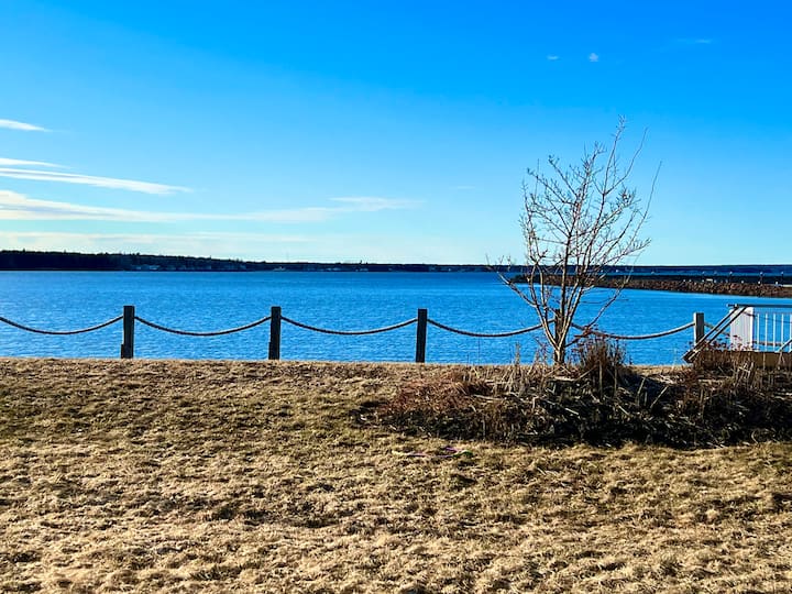 Delightful Oceanfront Guest Suite With Fireplace - Shediac