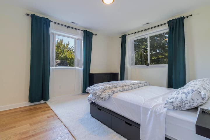 Top Floor Feb Suite- 2 Bedrooms Free Parking - Takoma Park, MD