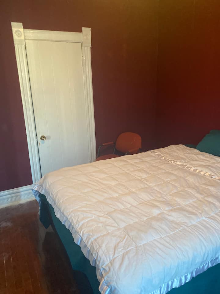 Great Large Bedroom - Evanston, IL