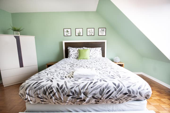 Quaint Home W. Huge Backyard | Central Location - Ottawa